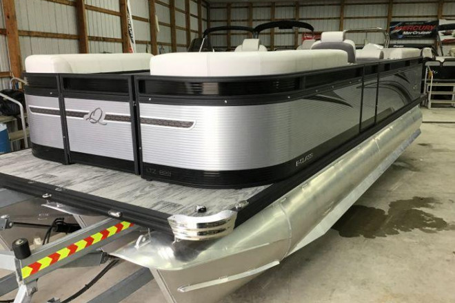 QuestQwest 822 E-Series LTZ DS Bar Tritoon With BF 200 hp Honda Motor ...