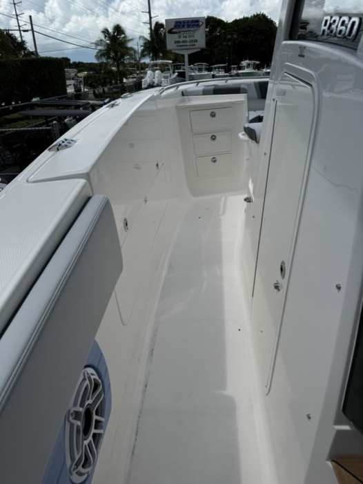 Robalo R360 - Key Largo, FL 33037